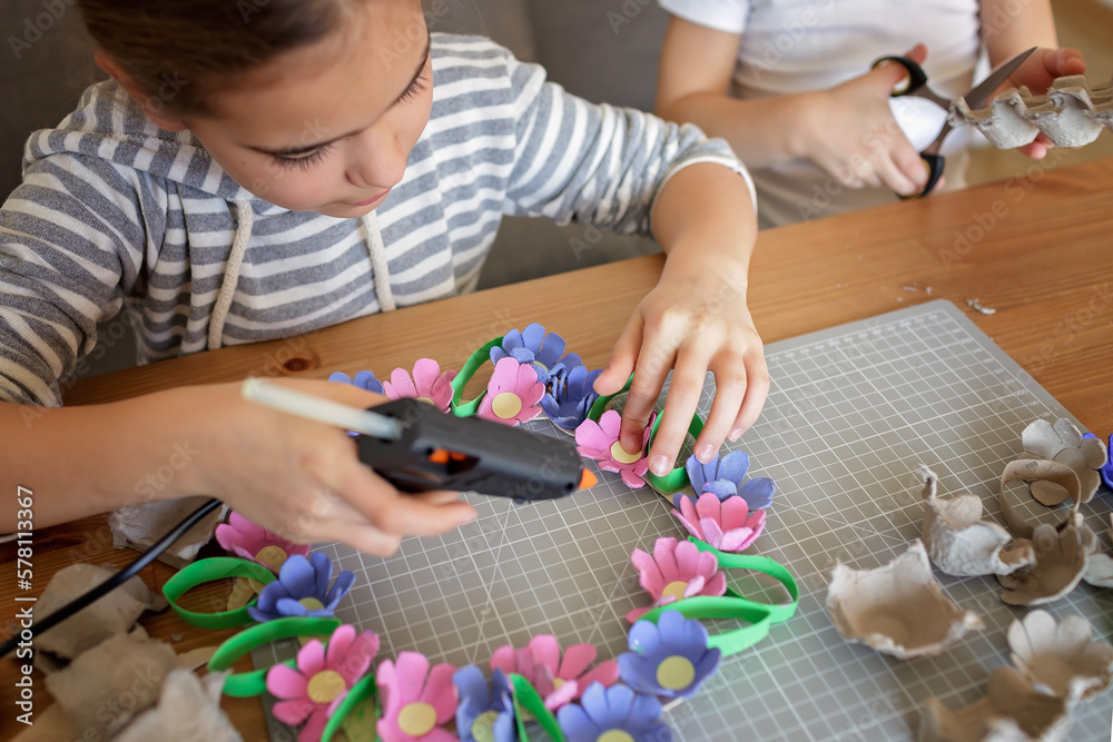 Transformation an ordinary egg carton into a beautiful Easter flower ...