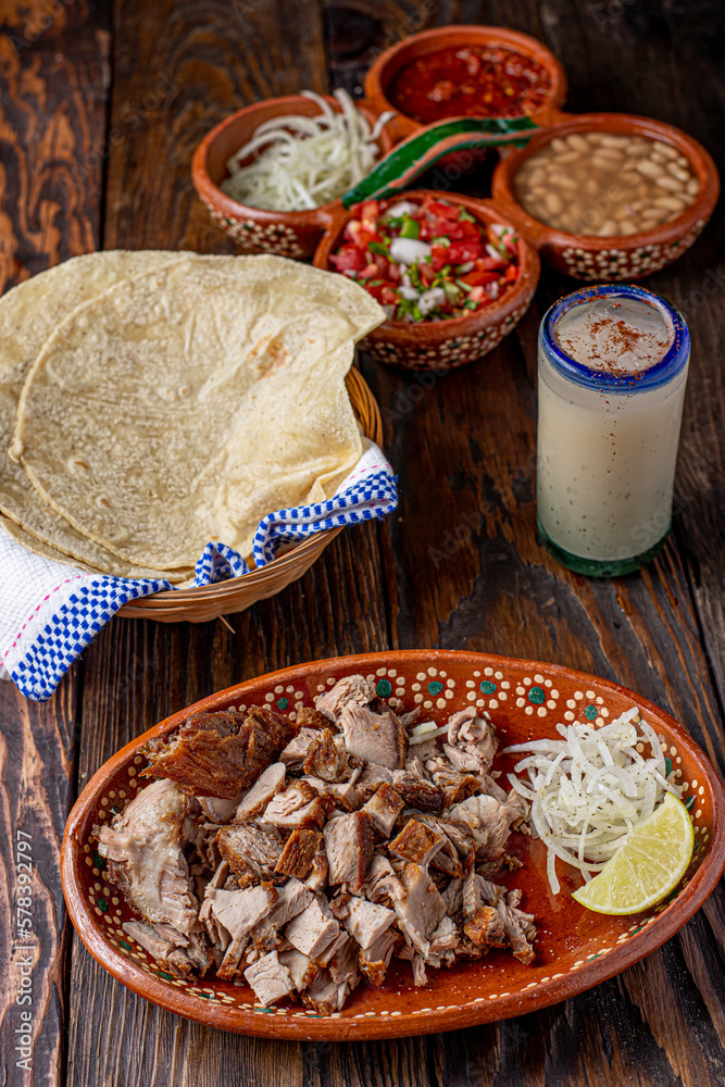 plato de carnitas de puerco en plato de barro, comida tipica mexicana ...