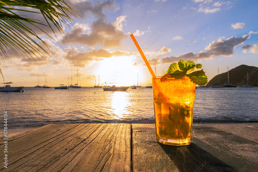 Foto de Stock Cocktail au coucher du soleil à La Grande Anse d'Arlet à ...