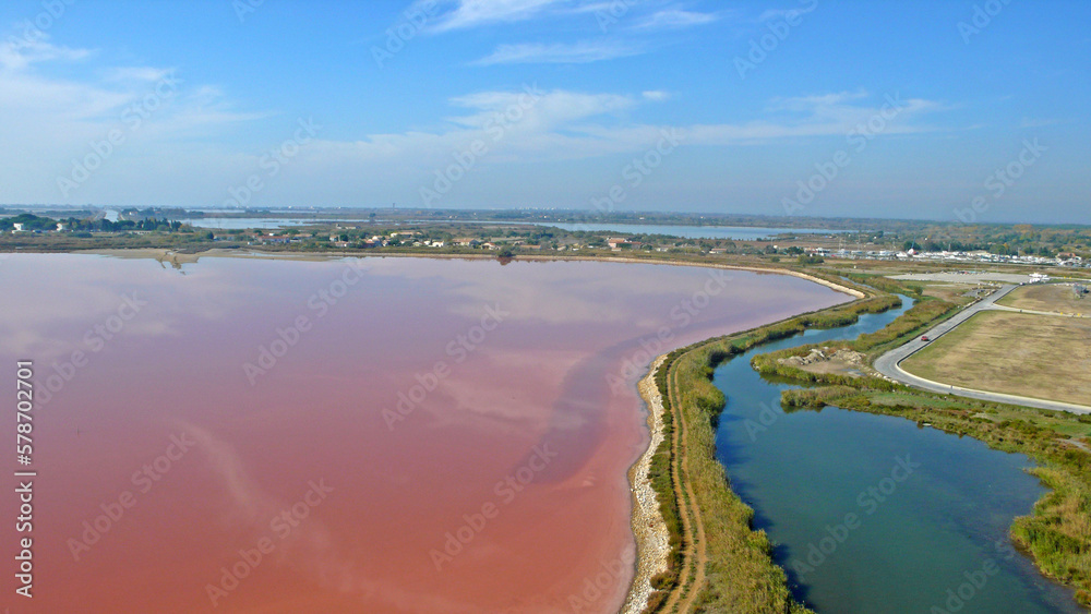 Foto de Stock Algue rose des salins, étang rose, photo aérienne lagune ...