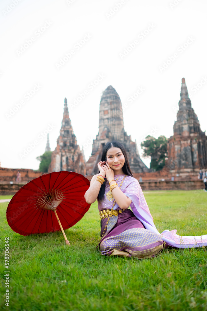 Beautiful Thai girl in traditional dress costume red umbrella as Thai ...