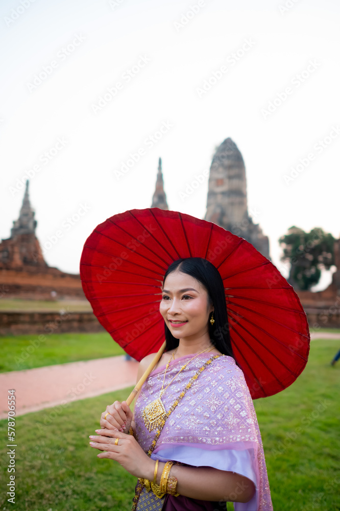 Beautiful Thai girl in traditional dress costume red umbrella as Thai ...