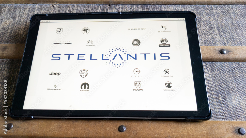 Foto de Stock stellantis logo brand and text sign on screen tablet car ...