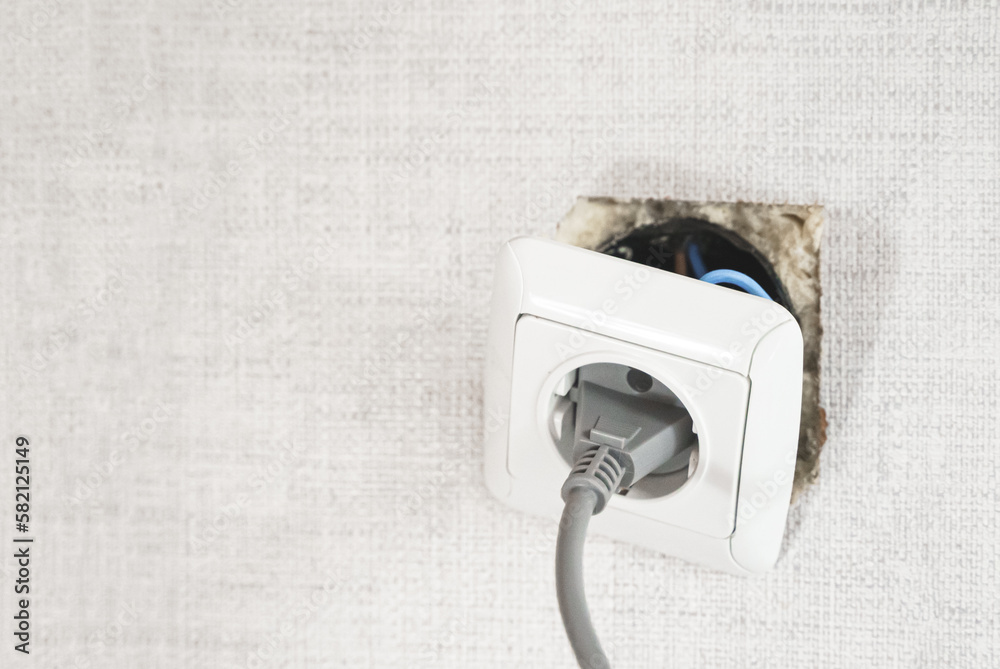 Foto de Stock Dangerous bad,broken socket,plug in bathroom,falling out ...
