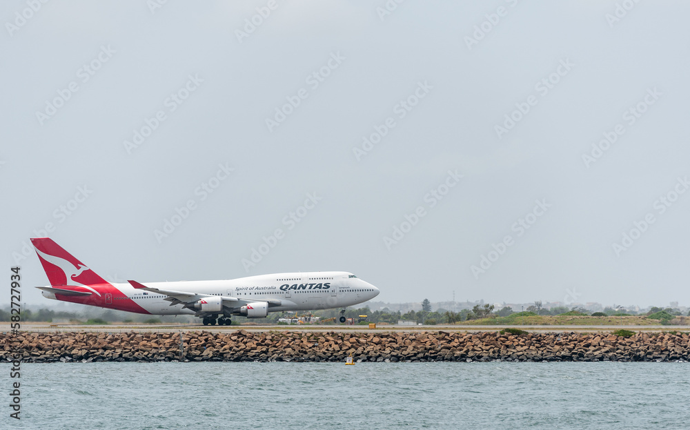 Foto de Stock Boeing 747 Qantas Airlines Departure in Sydney ...