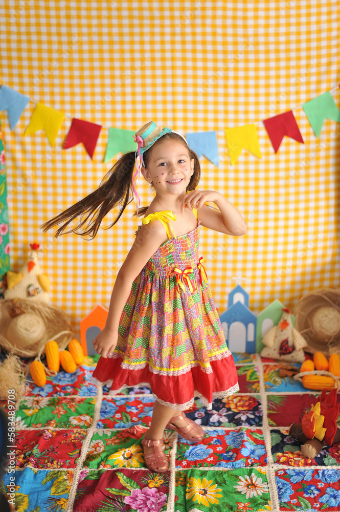 menina feliz no feriado festa junina , festa caipira 素材庫相片 | Adobe Stock