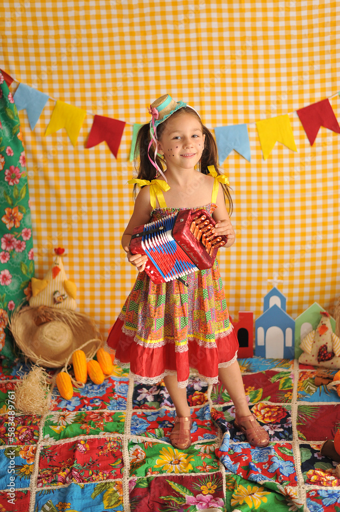 menina feliz no feriado festa junina , festa caipira Stock Photo ...