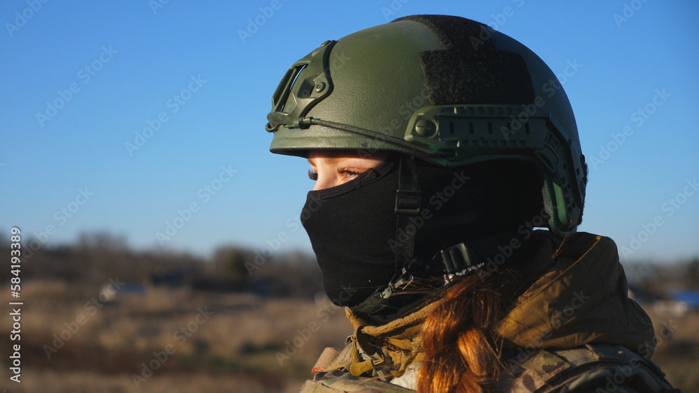 Foto de Stock Dolly shot of ukrainian army woman in helmet and ...