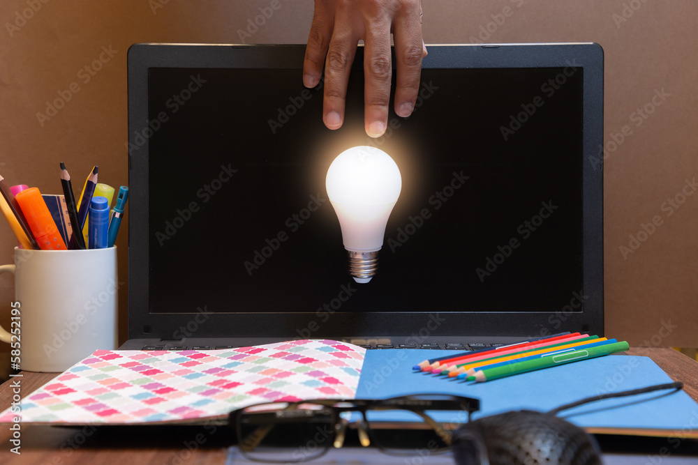 FOCO ENCENDIDO EN EL CENTRO DE UNA PANTALLA DE UN PORTÁTIL Y ENCIMA DE ...