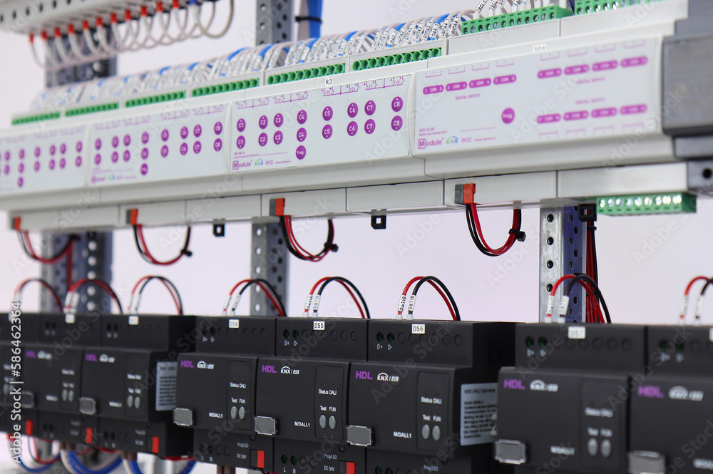 DIN DALI actuator KNX HDL-M-DALI.1 with the ability to connect up to 64 ...