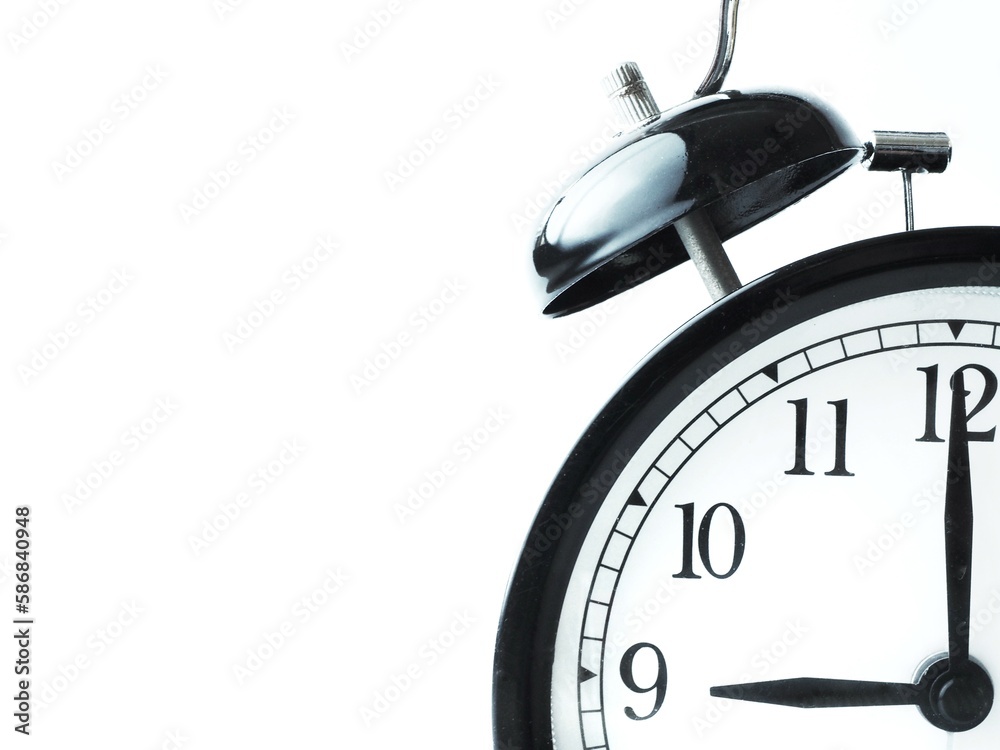 Reloj retro negro marcando las nueve sobre fondo blanco Despertador a ...