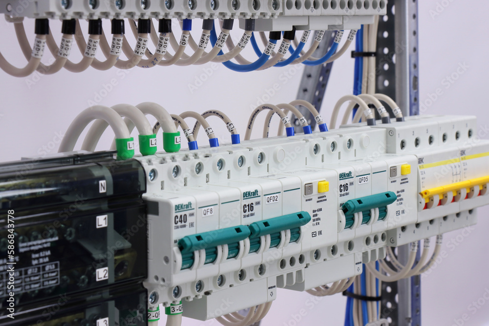 DEKraft automatic current switches for protection of electrical loads ...