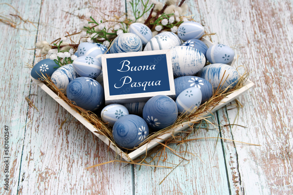 Foto de Stock Carta di Pasqua Buona Pasqua. Uova di Pasqua blu in un ...