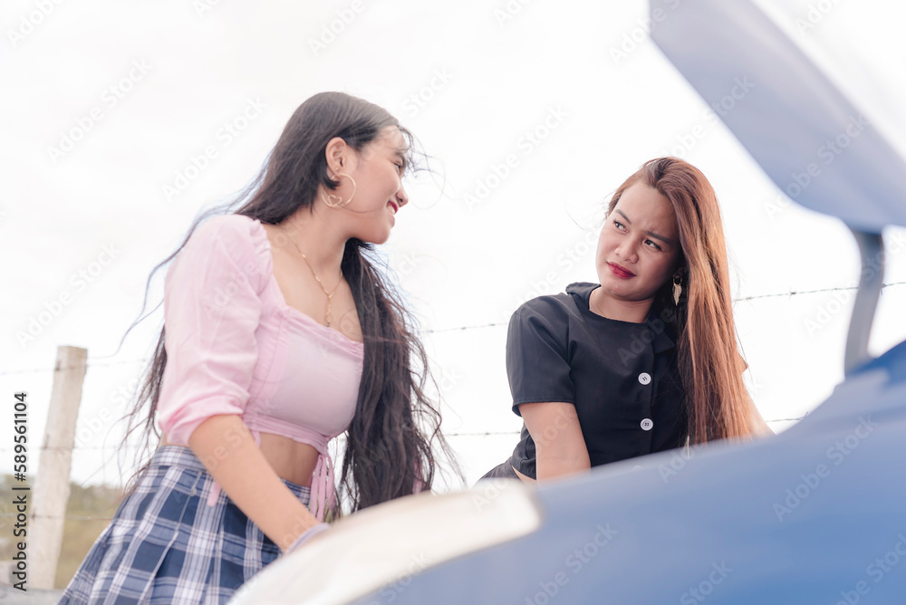 Foto Two women were stranded on the side of the road they were looking ...