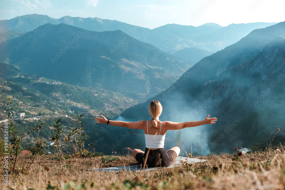 Foto de Stock Sport.Fitness outdoor,yoga mountains.Girl generation z ...