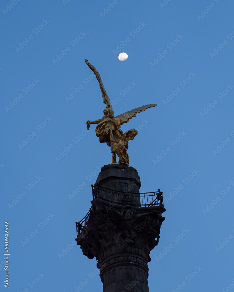 Foto de Stock Ángel de la independencia de noche con la luna sobre sus ...