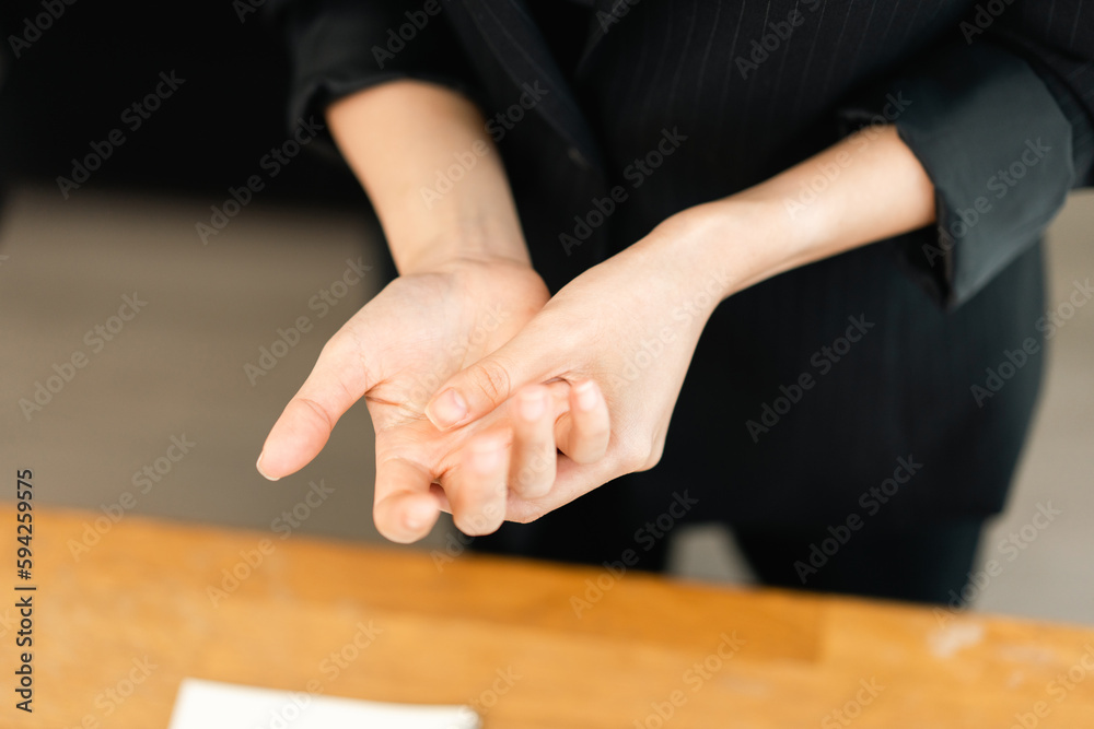 Foto de Stock Woman hand get hurt and pain in hand. Symptom office ...