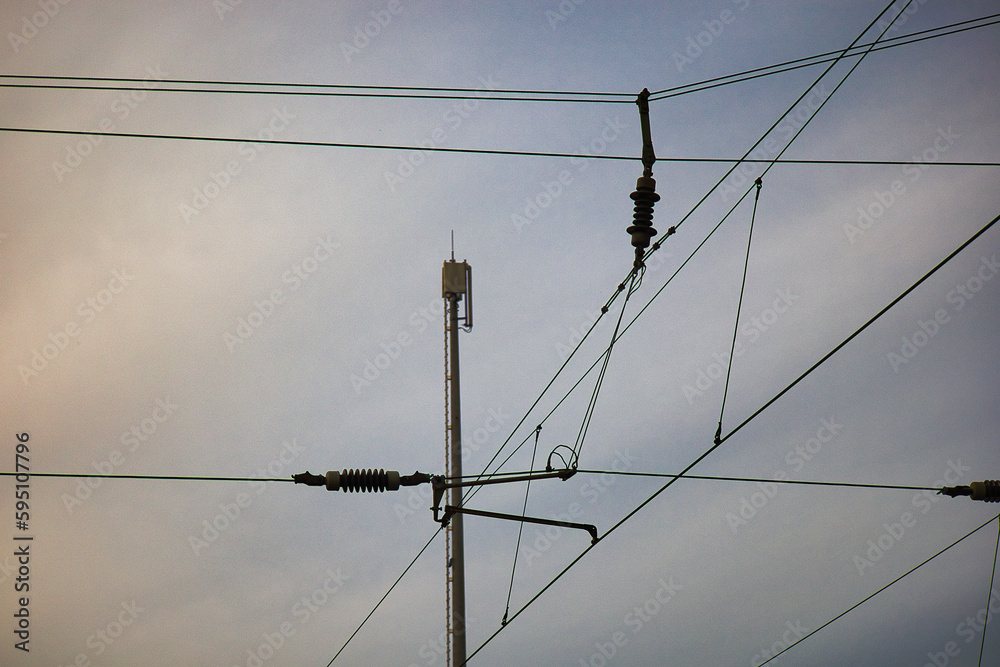 Mast und Kabel einer Oberleitung der Bahn, Stromversorgung, Bahnstrecke ...