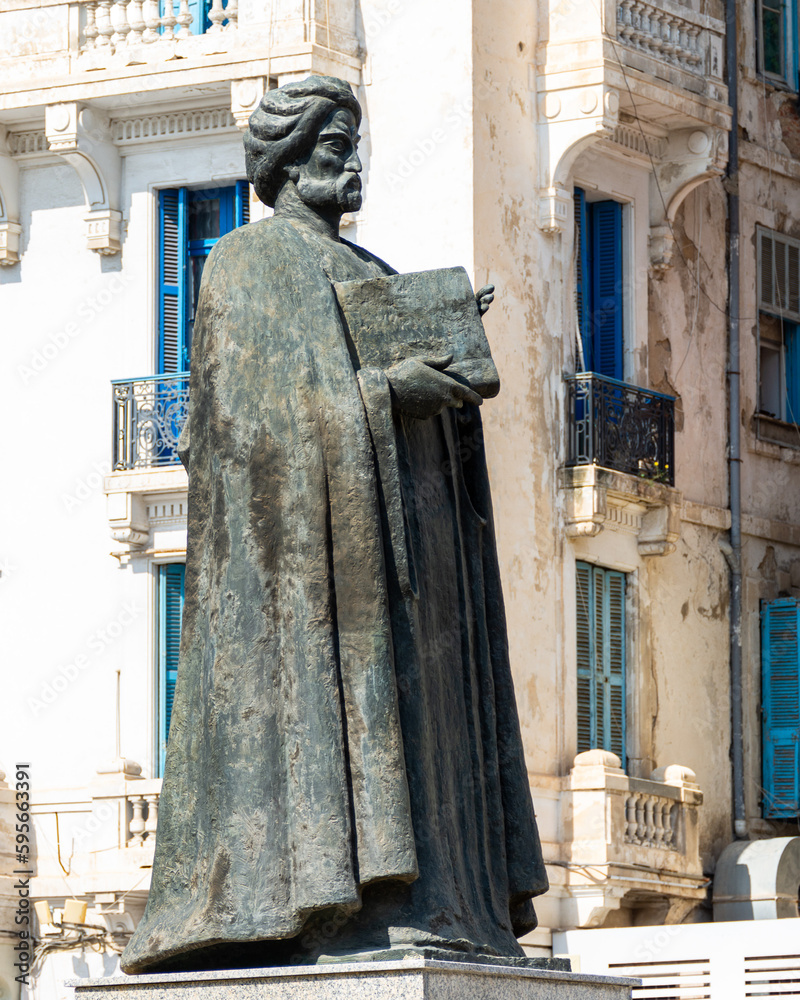 Foto de Stock Statue of Ibn Khaldun the famous Tunisian Historian and ...