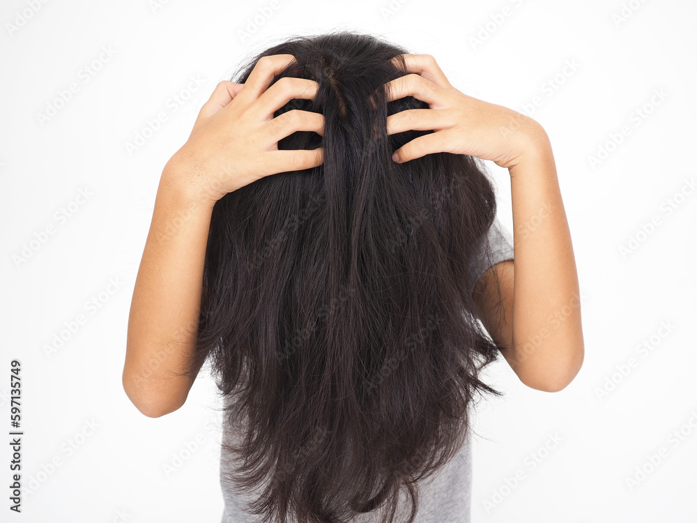 The kid girl head scratch caused by disease of the scalp, it is lice ...