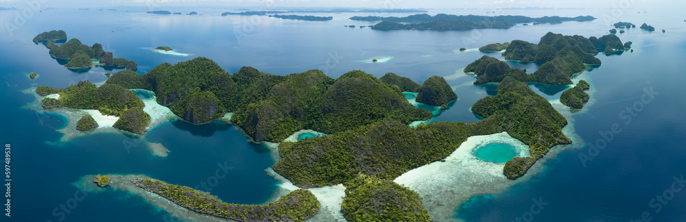 Foto Beautiful coral reefs surround the dramatic limestone islands that ...