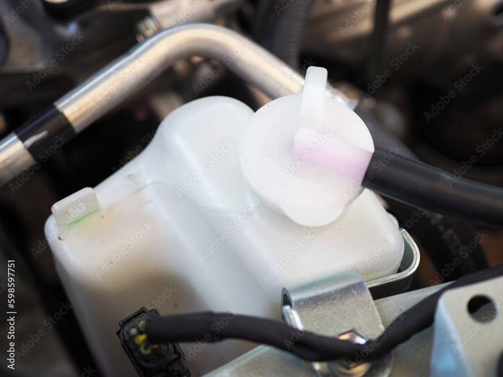 Foto de Stock The white expansion tank with pink antifreeze. Car ...