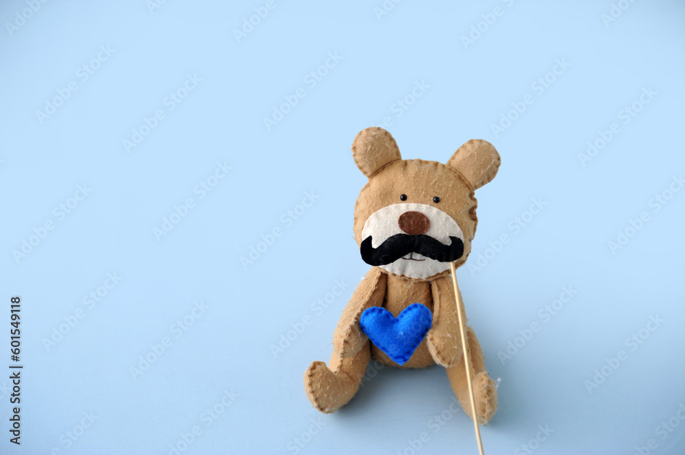 Foto urso com bigode, feliz dia dos pais, espaço para texto em fundo ...