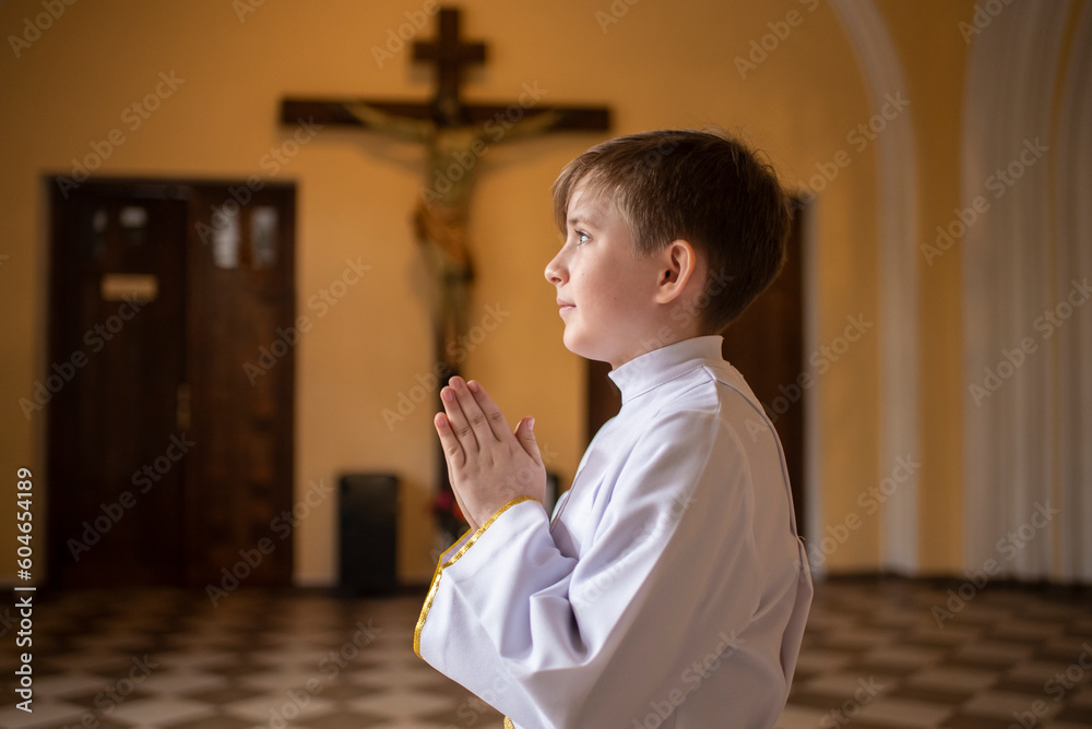 Zdjęcie bez tantiem: boy before first Eucharist in a catholic church ...