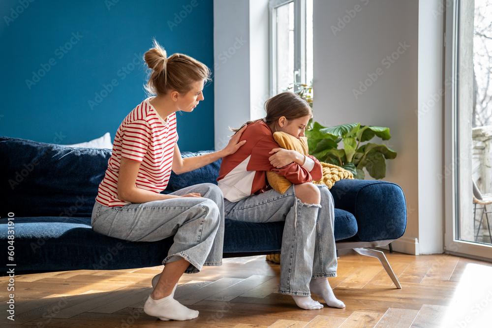 Affectionate mom trying to establish contact with teenage daughter ...