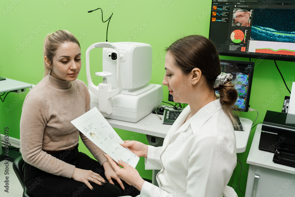 Foto de Stock Consultation with optometrist with optical coherence ...