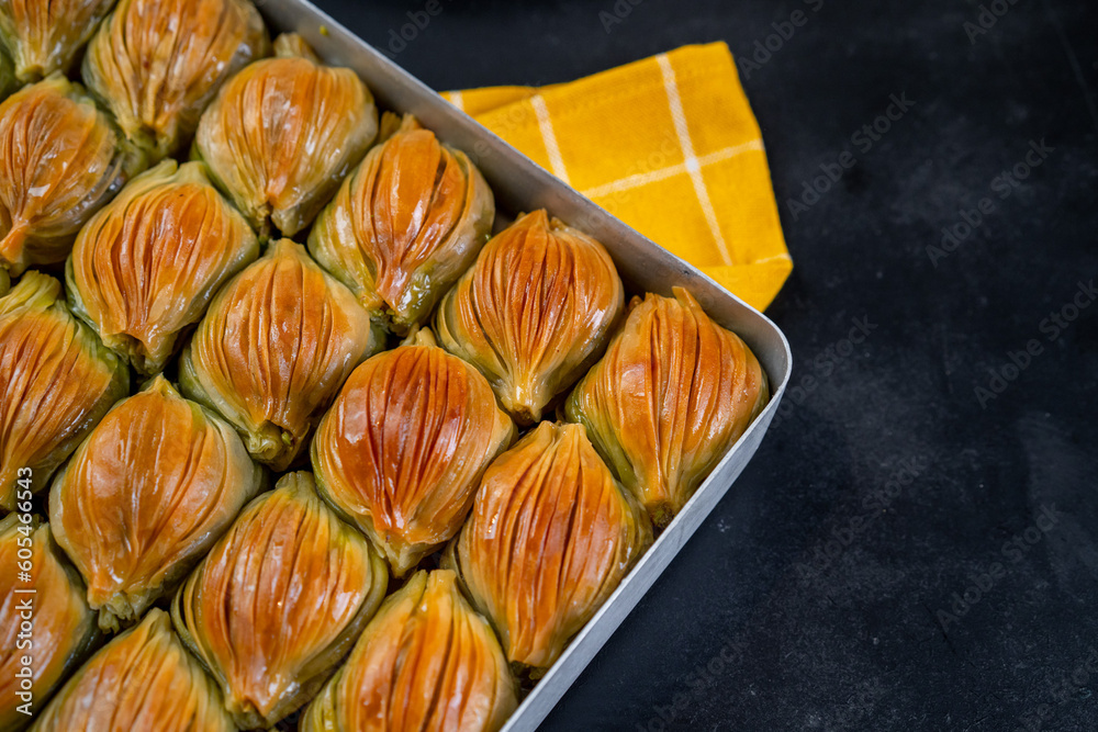 Traditional turkish baklava pistachio pastry. Dilberdudagi, ozel kesim ...