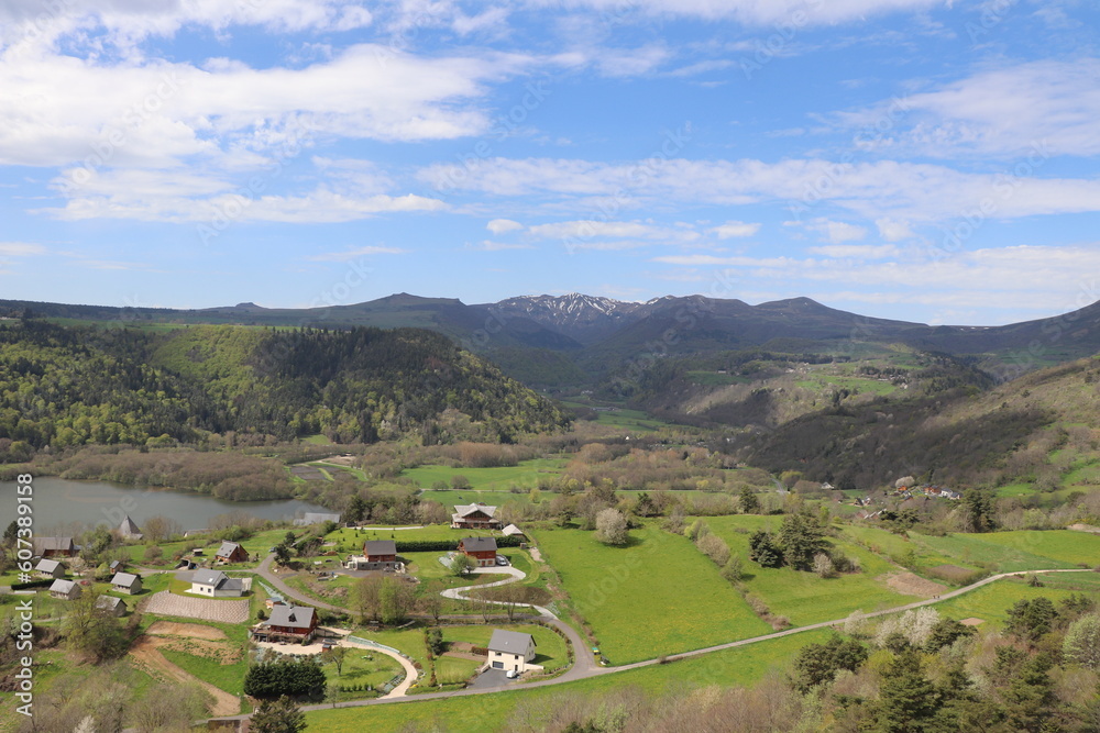 Stock-Foto „Lac Chambon, vue sur le Massif du Sancy et le village de ...
