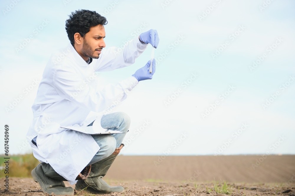 Foto de Stock Soil Test. Indian Agronomist putting soil with garden ...