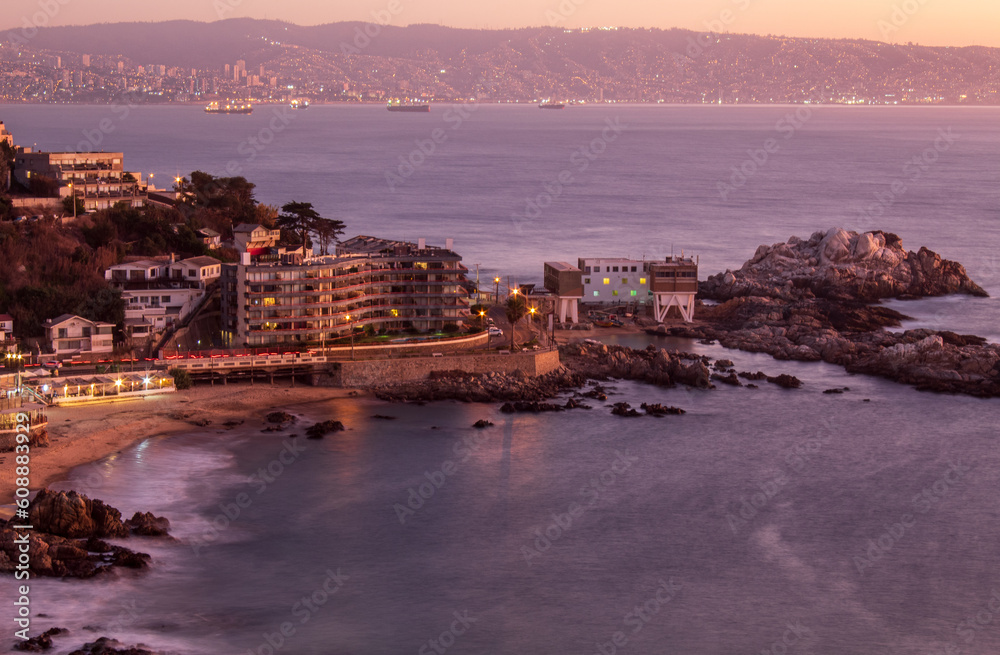 lindo pôr-do-sol na praia Cochoa, Viña del Mar, Valparaíso, Chile Stock ...