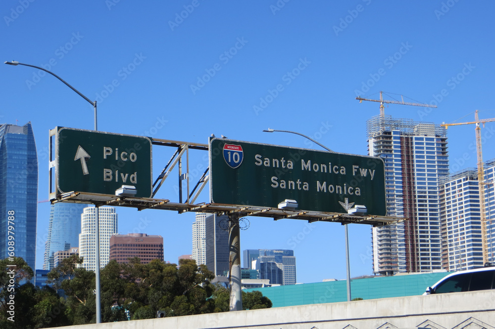Foto Los Angeles, California, USA, June 20, 2022: LA Traffic sign, 110 ...