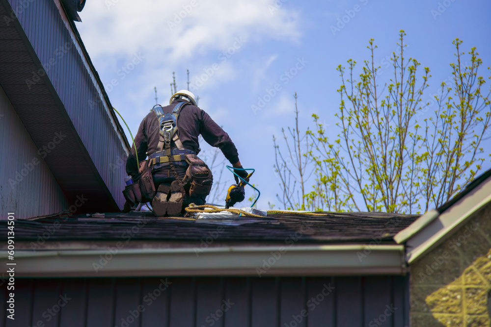 roof repair construction worker roofer man roofing security rope Stock ...