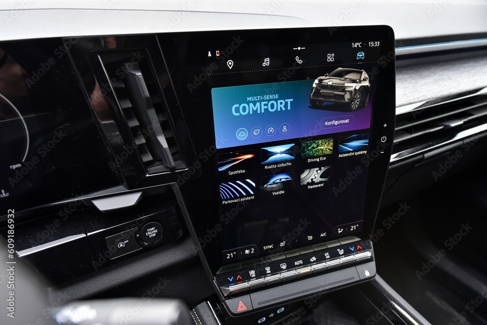 Renault Austral TCe 140. Cabin interior - Control elements and a large ...