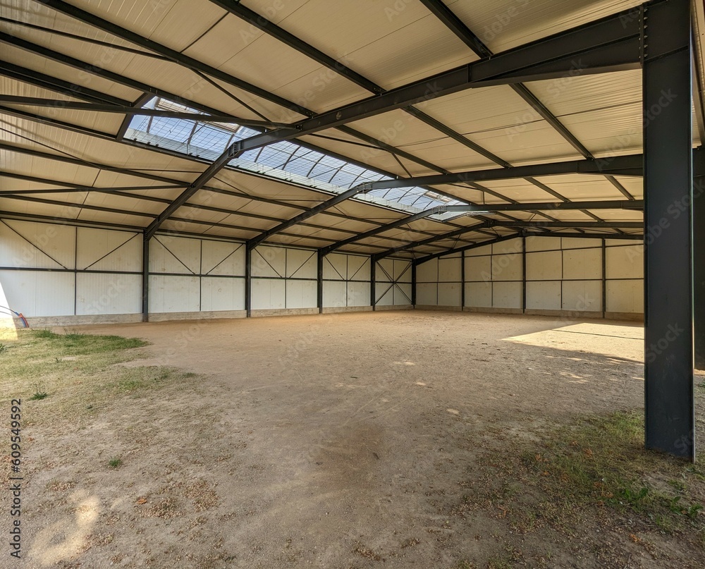 Foto de Stock une grande halle. Un grand préau. hangar métallique ...