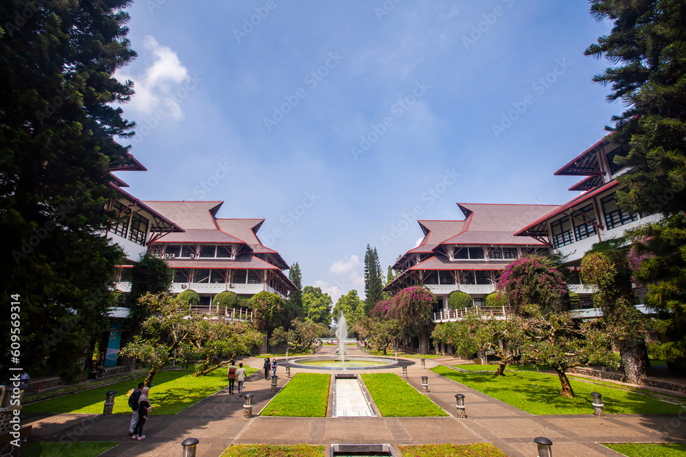 Foto Bandung Institute of Technology (ITB) campus, one of the most ...