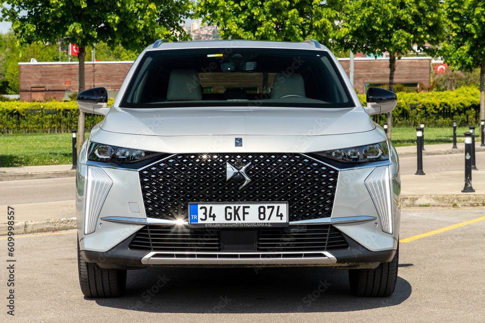 Foto de Stock DS 7 E-Tense is a luxury hybrid electric vehicle produced ...