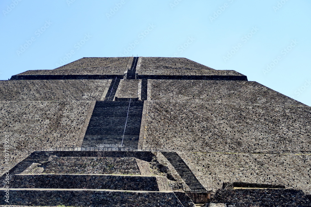 Pyramide du Soleil (Pirámide del Sol en espagnol; Tonatiuh itzacual en ...