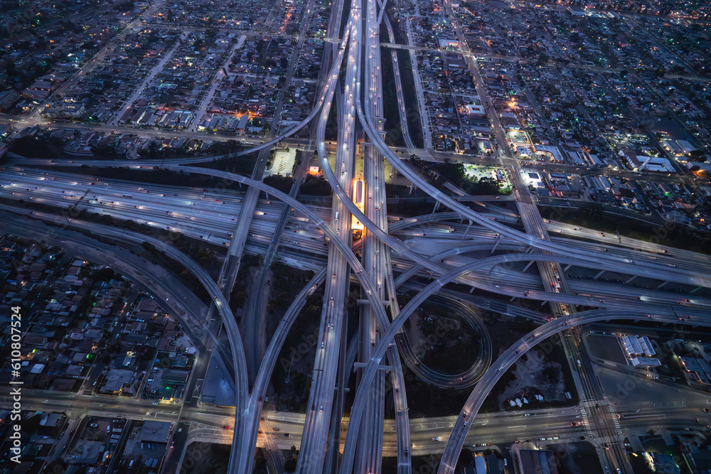 ภาพถ่าย Stock Night aerial view of the 110 and 105 freeway interchange ...