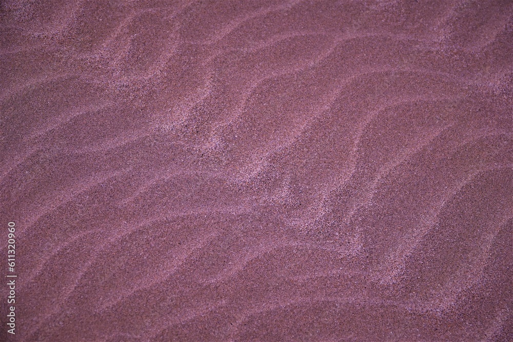 Plage de sable rose sculptée par le vent et la mer, avec effet couleur ...