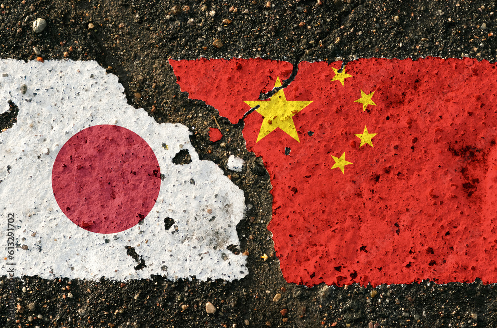 On the pavement are images of the flags of Japan and China, as a symbol ...