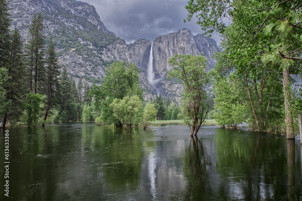 Yosemite Valley National Park's Yosemite Falls Reflected in Merced ...