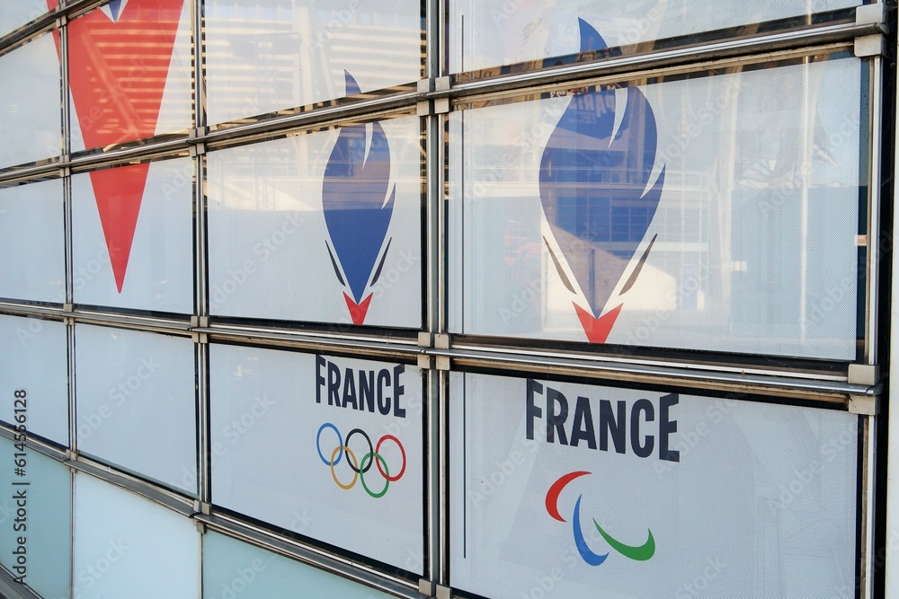 Стоковое фото «JO de Paris 2024, logo représentant la flamme olympique ...