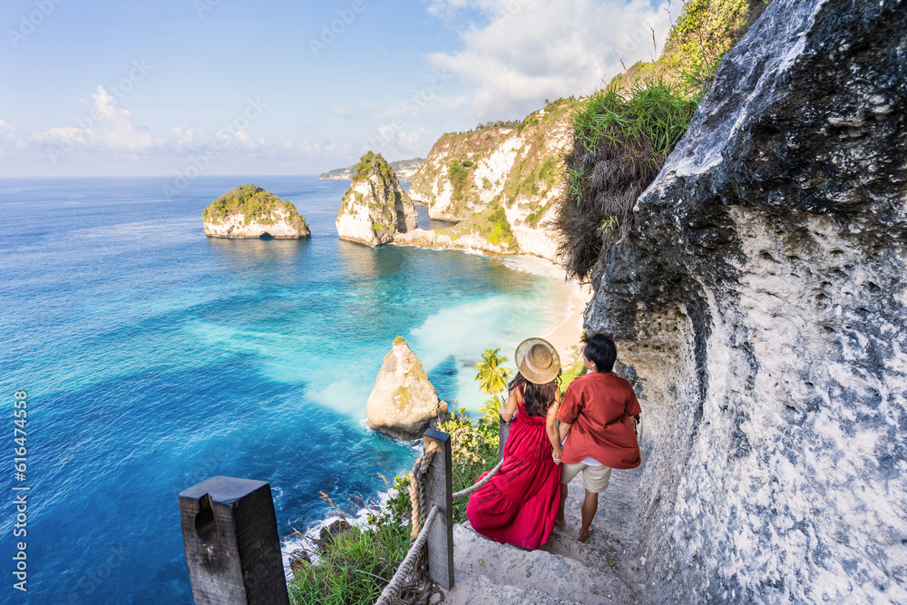 Young couple traveler relaxing and enjoying the beautiful view at ...