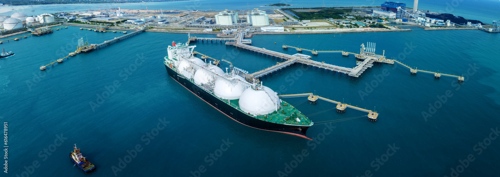 Stock-Foto „LNG (Liquified Natural Gas) tanker anchored in Gas terminal ...