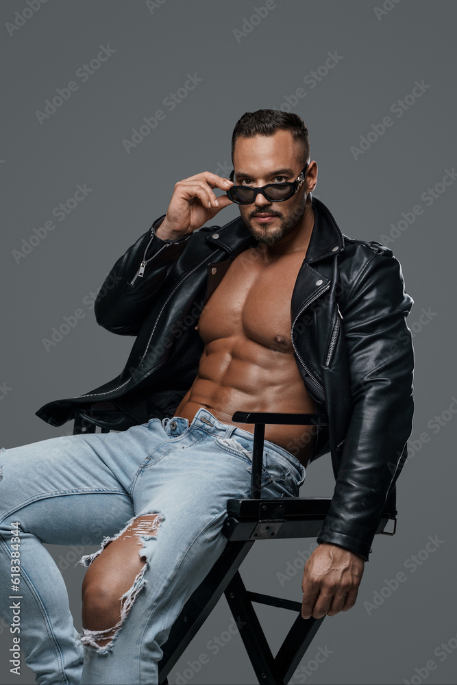 Foto de Stock Attractive male model with a muscular shirtless torso ...