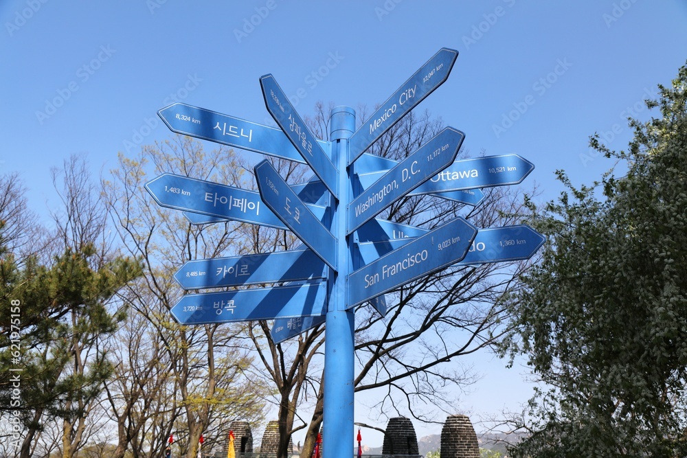 Foto City distances sign in Seoul, South Korea. Sister cities of Seoul ...